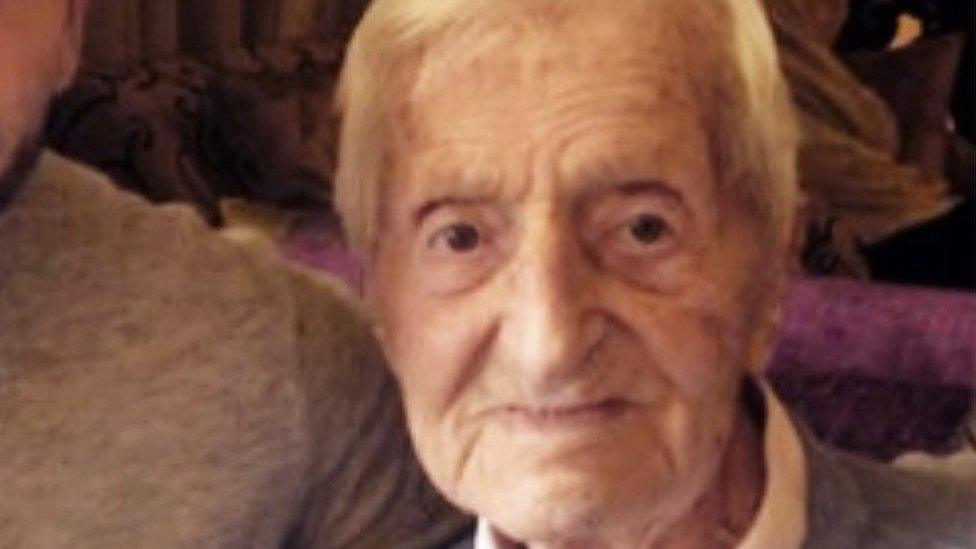 Tributes to Peter's Pies empire founder Stan Thomas - BBC News