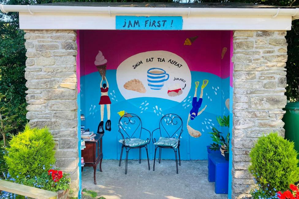 Fowey Pretty Bus Stop gets new plant themed makeover - BBC News