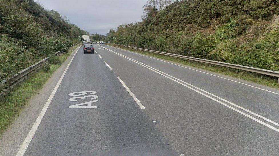 Pedestrian dies after Cornwall road crash - BBC News