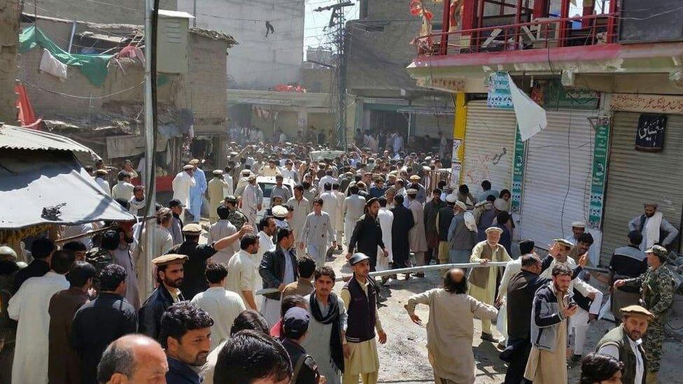 Pakistan blast: Parachinar bomb leaves at least 24 dead - BBC News