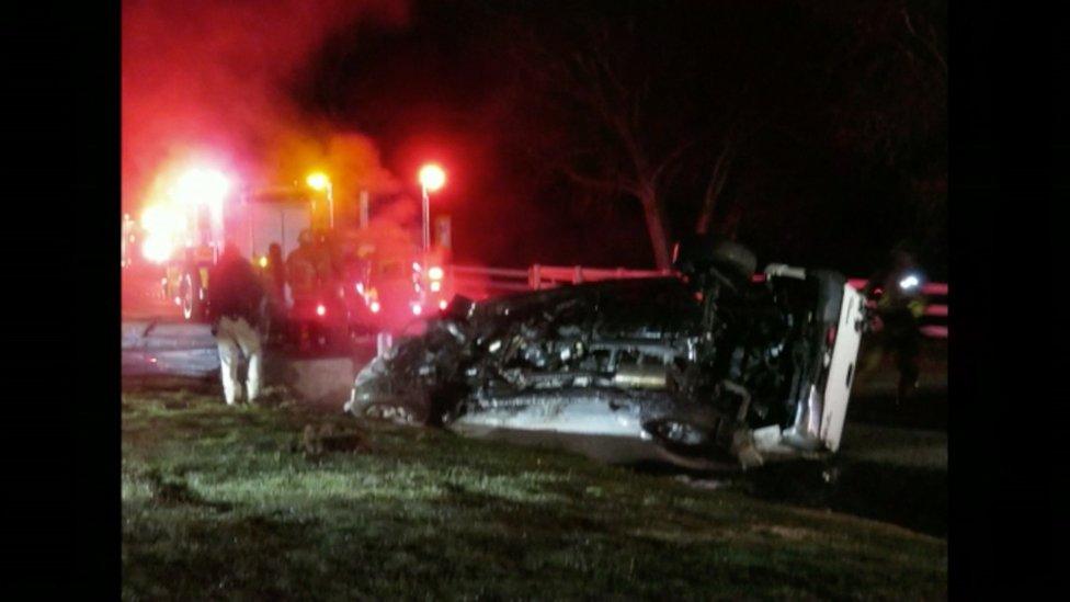 Jamie Foxx helps save man from burning car - BBC News