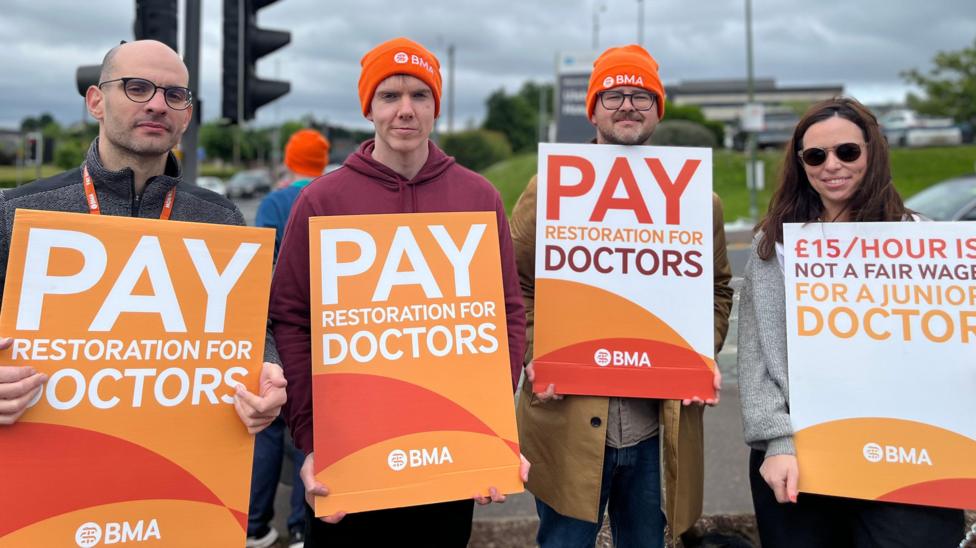Northern Ireland resident doctors vote to accept 4% pay rise - BBC News