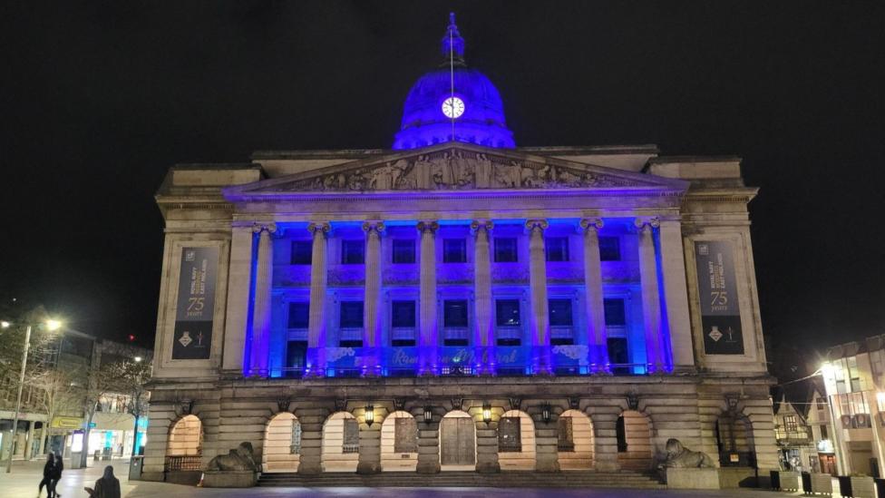Nottingham Council House glows blue to mark anniversary - BBC News