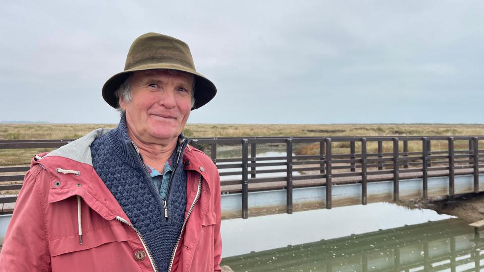 Stiffkey marshes: Work completed to replace damaged footbridge - BBC News