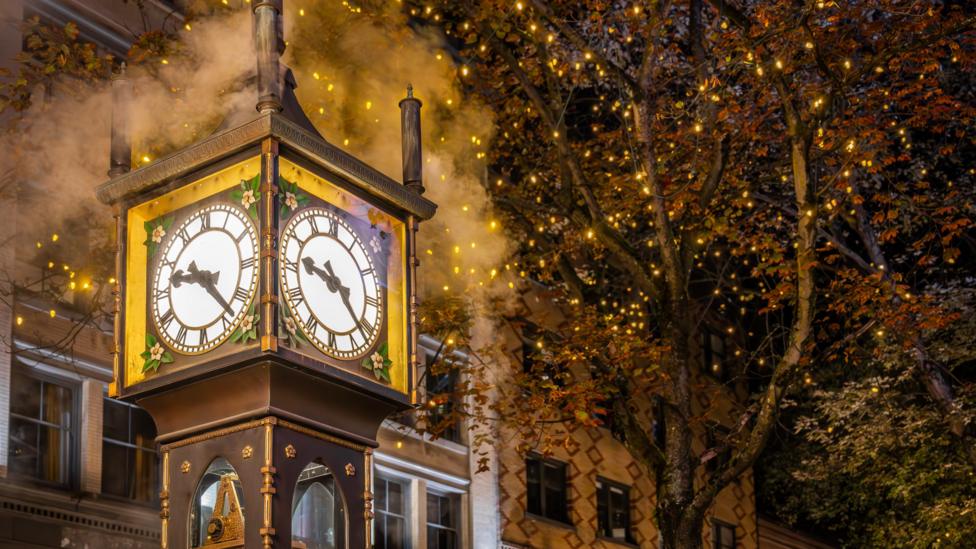 Taylor Swift: Canadian clock changes tune to mark Eras Tour - BBC Newsround