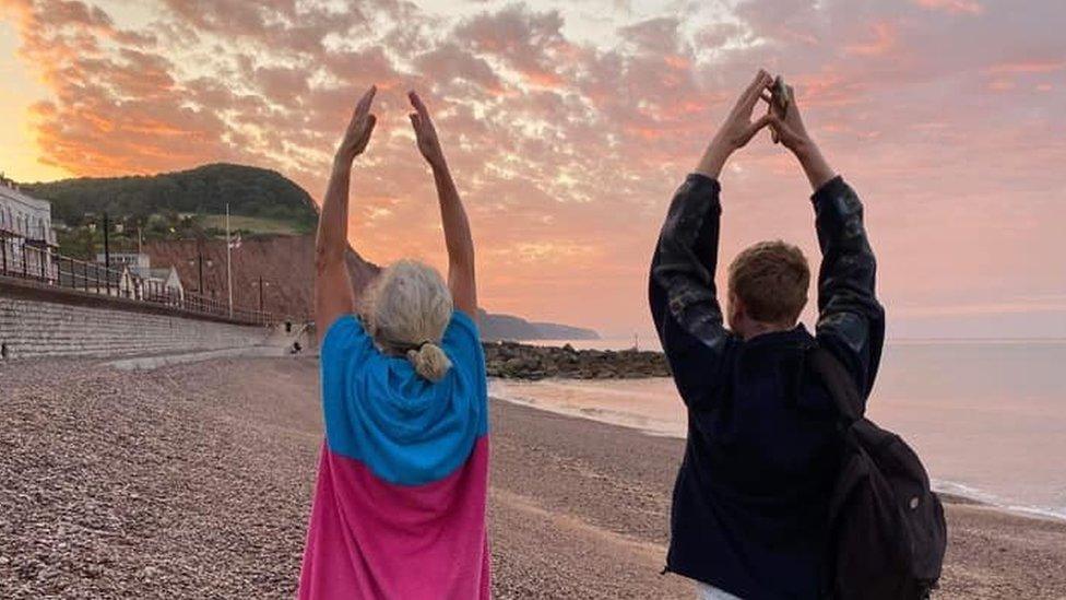 Summer Solstice 2022: Sunrise welcomed on longest day - BBC News