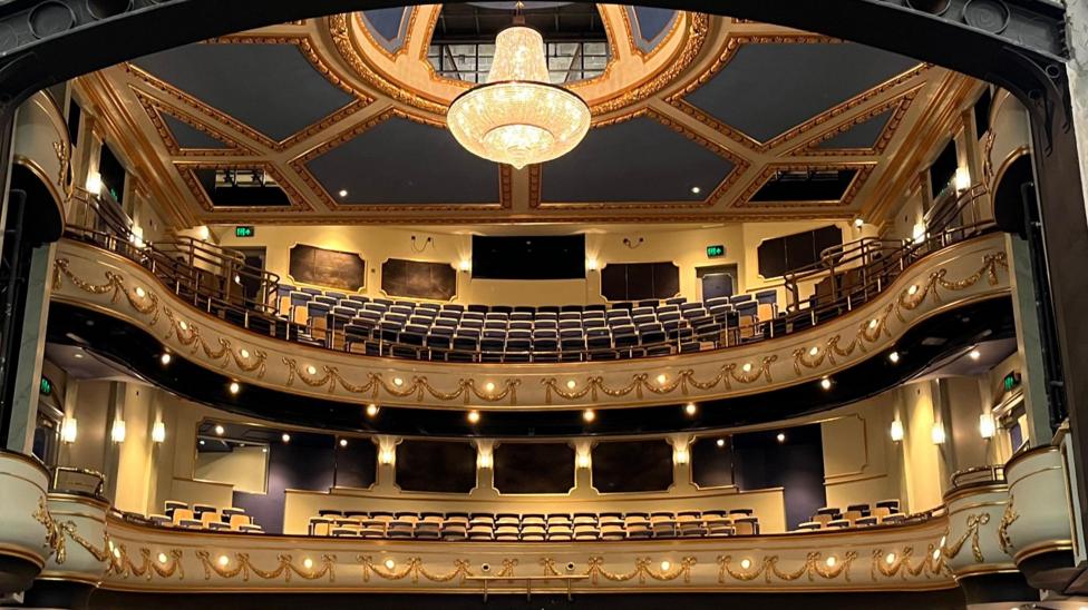 Opera House to audition young voices for Gala choir - BBC News