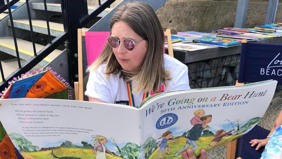 'More than just books': Library hosts beach pop-up in Lowestoft - BBC News