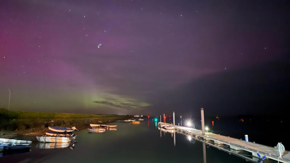 Sky meets sea: Northern Lights captured over coast - BBC News
