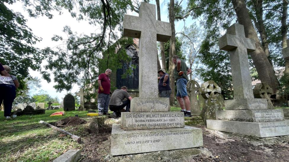 Chaddesden: Volunteers restore grave of Victoria Cross recipient - BBC News