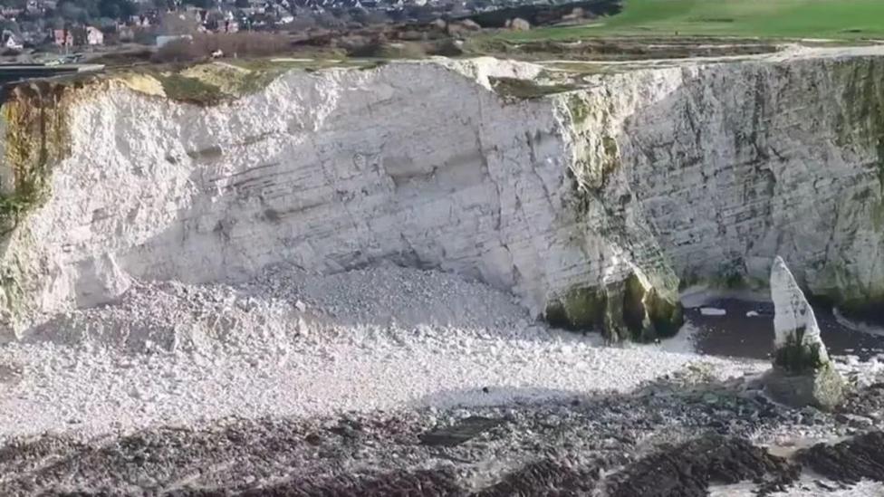 East Sussex: Alert after cliff collapse caught on camera - BBC News