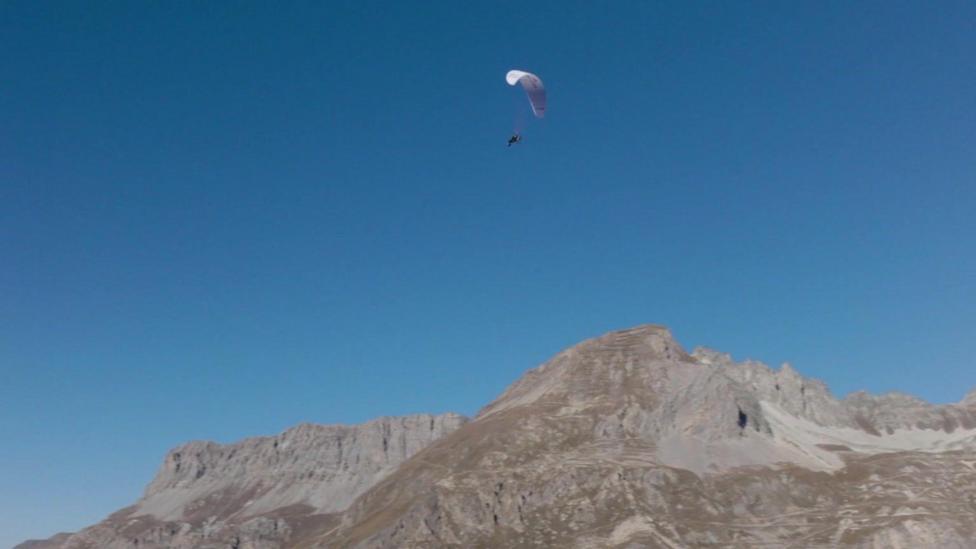 Devon twins submit application for world altitude record - BBC News