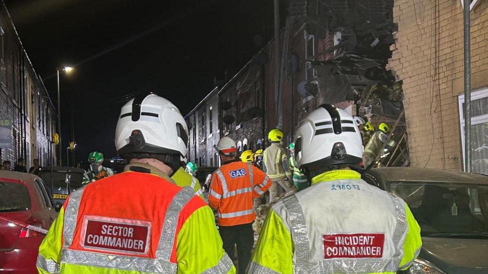 Worksop explosion: Search teams deployed as house destroyed - BBC News