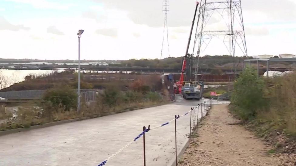 Neighbours fear Springwell reservoir size as it takes shape - BBC News