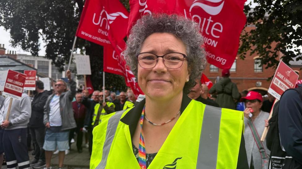 Lindsey Oil Refinery workers 'devastated' over closure - BBC News