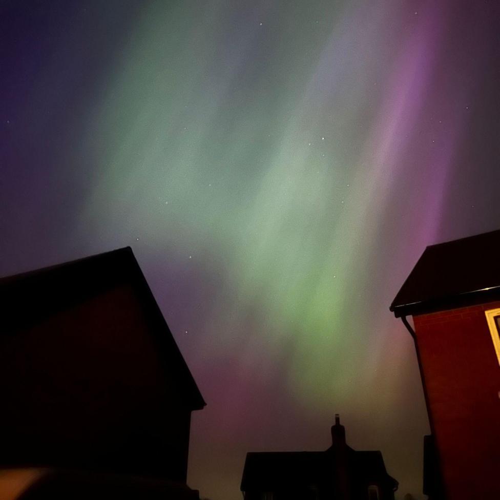 Rare appearance for Northern Lights in West Midlands - BBC News