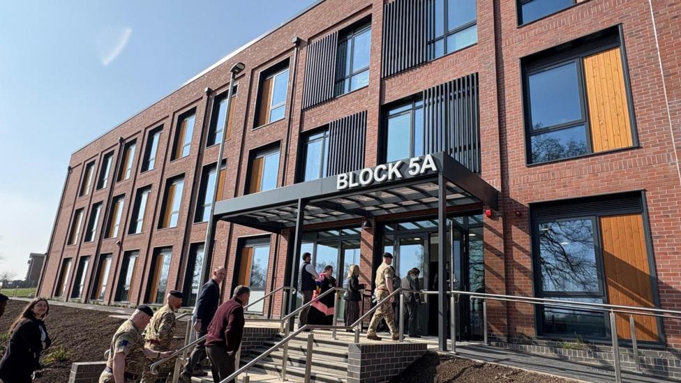 New accommodation for troops opens at barracks in Bicester - BBC News