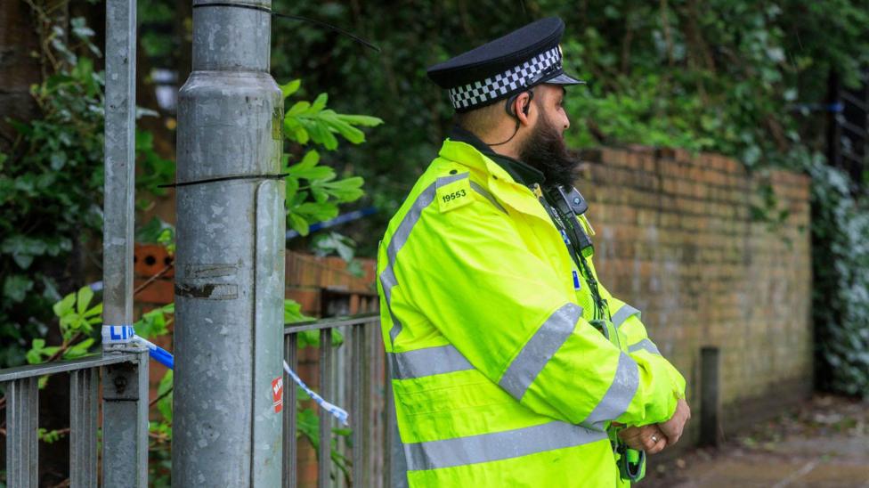 Stuart Everett: New areas in Manchester searched in woodlands murder ...