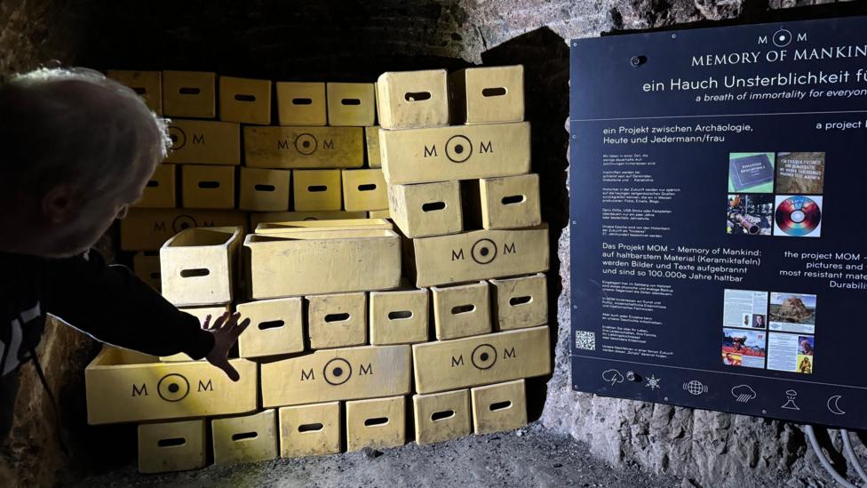 Could aliens bring humans back to life using 'time capsule of knowledge ...