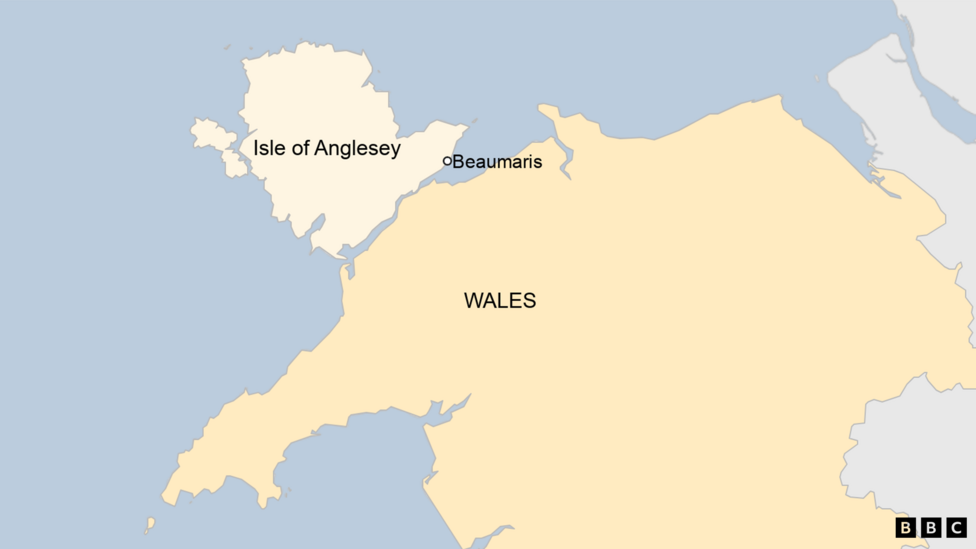 Beaumaris: Pedestrians and driver die after Anglesey Audi crash - BBC News