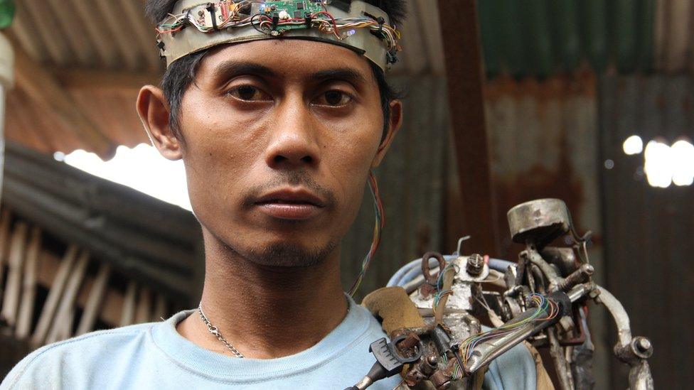 The man who built an arm out of scrap metal - BBC News