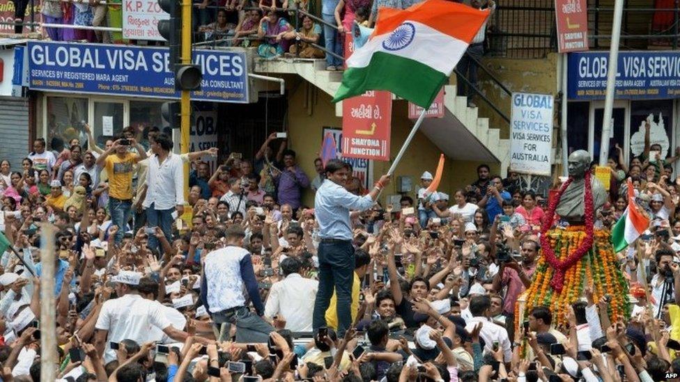 India's unusual protests: Pink underwear, poop and snakes - BBC News