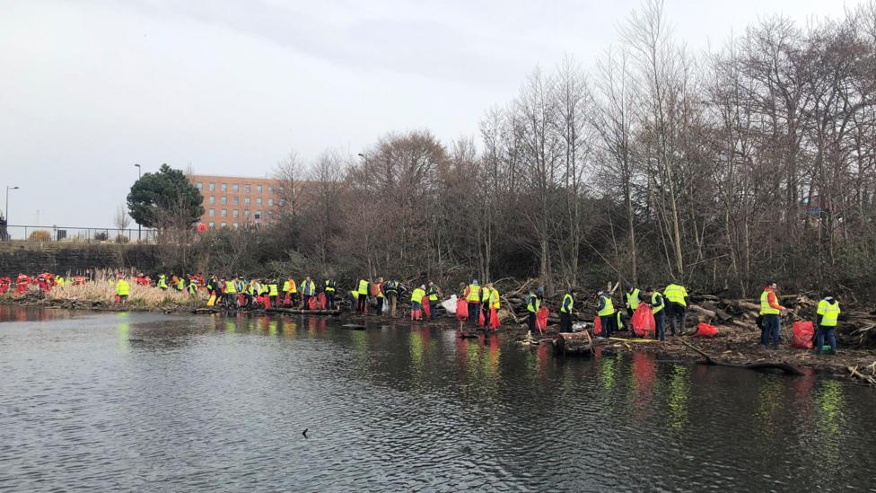 World record for volunteer river clean on River Taff smashed - BBC News
