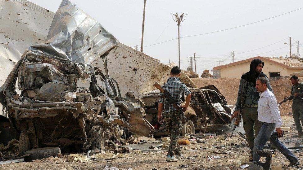 Syria conflict: US air drop for anti-IS forces in Hassakeh - BBC News