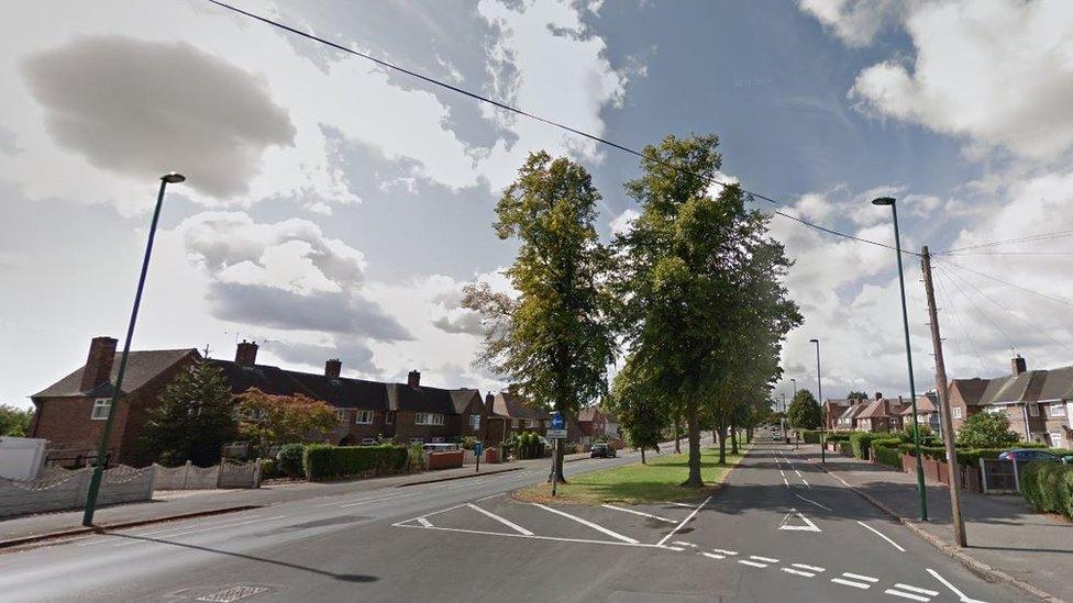 Aspley: Three teens arrested after man stabbed in leg - BBC News