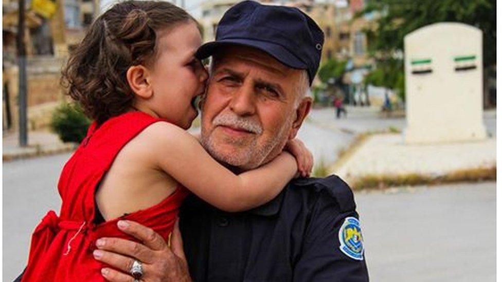 Free Syrian Police go unarmed to help their community - BBC News