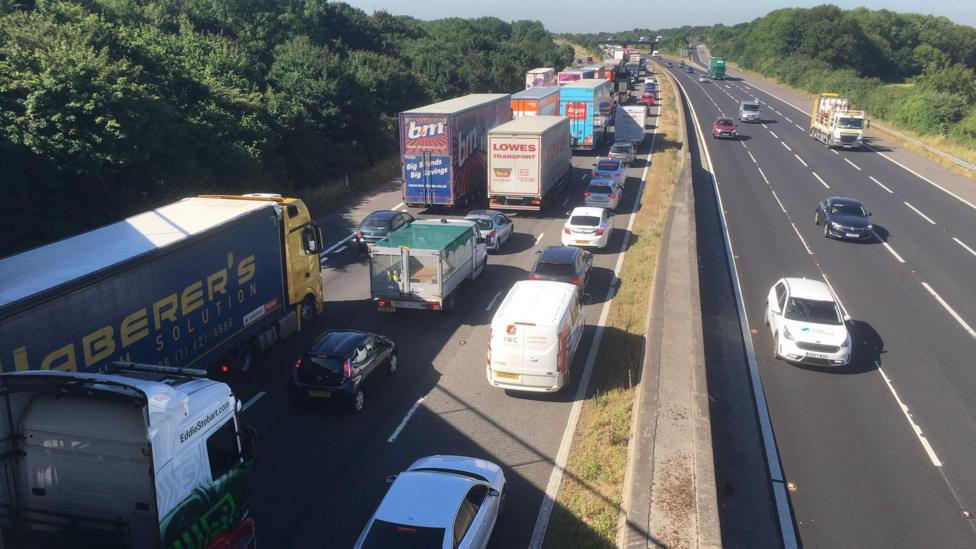 Lorry driver in hospital after Worcestershire M5 bridge crash - BBC News