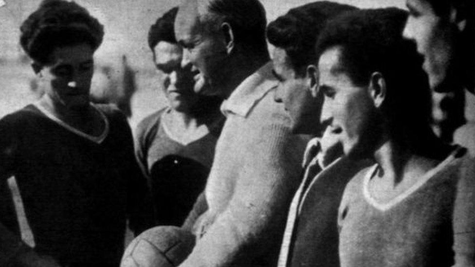 Patrick O'Connell: Spanish football's Irish hero honoured - BBC News