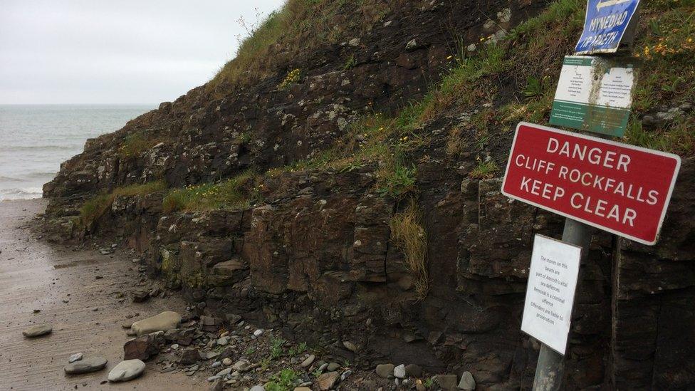 Amroth beach stone removal 'down' since warning signs erected - BBC News