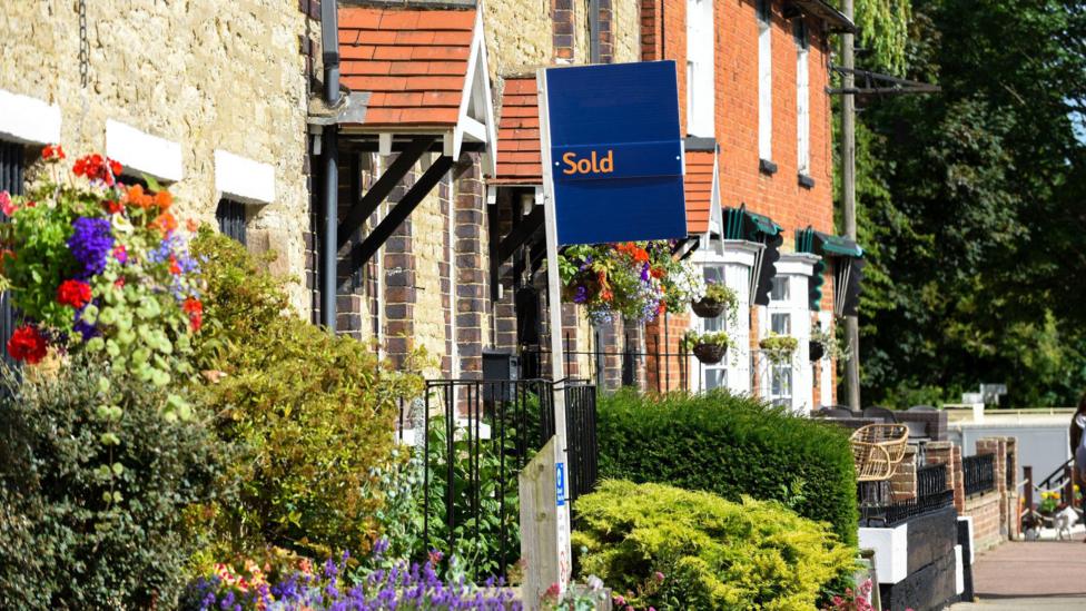 UK house prices fall as mortgage costs bite, says Nationwide - BBC News