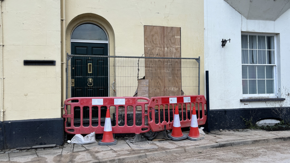 Beaumaris: Pedestrians and driver die after Anglesey Audi crash - BBC News