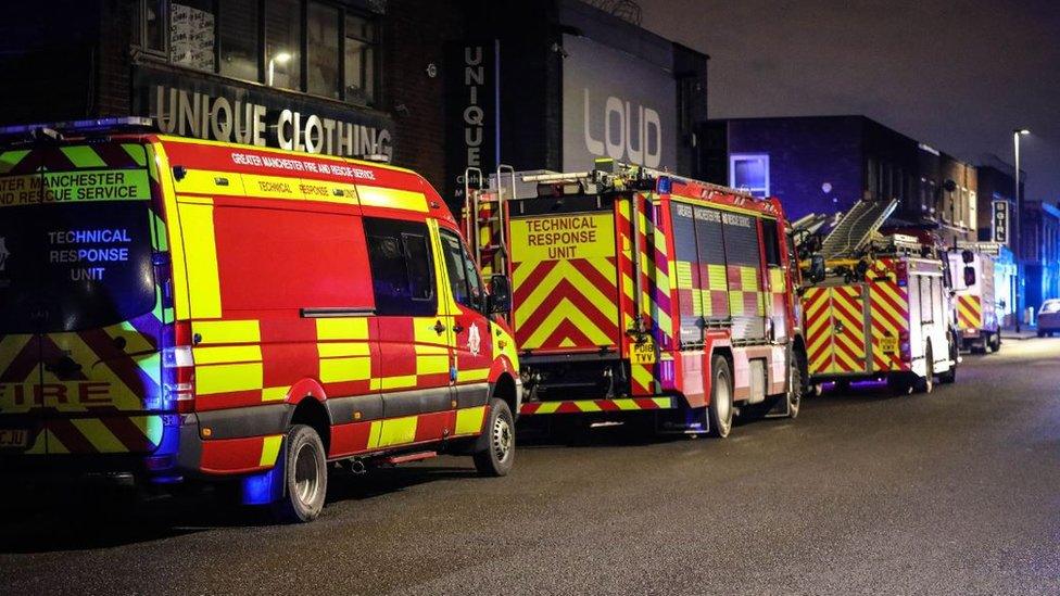Cheetham Hill fire engulfs industrial building - BBC News