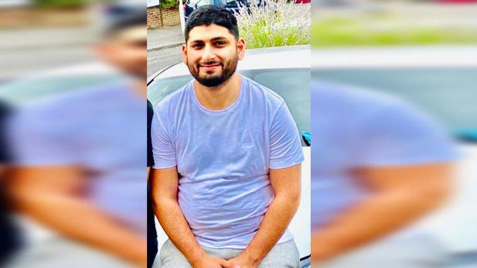 Tilehurst murder inquiry: Tributes paid to Raheem Hanif - BBC News