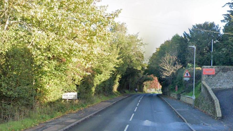 A20 crash: Woman dies in two-car collision near Farningham - BBC News
