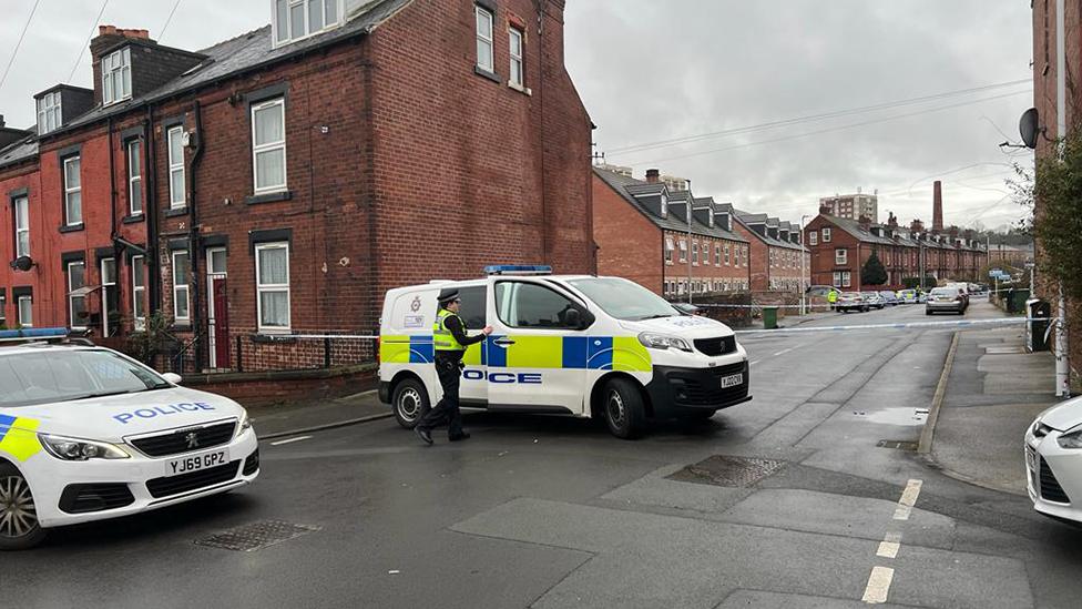 Leeds murder inquiry: Police name stabbed teenager - BBC News