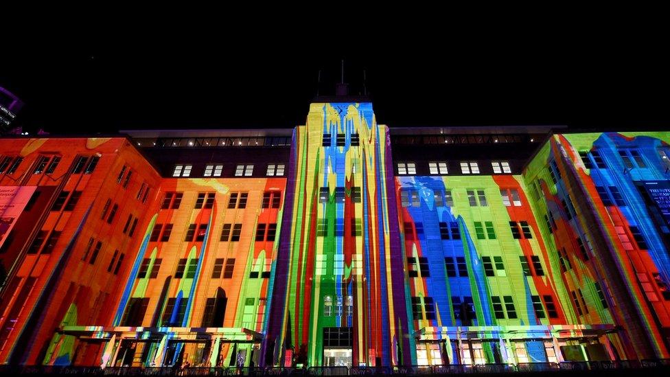 Pictures: Sydney lights up for annual festival - BBC Newsround