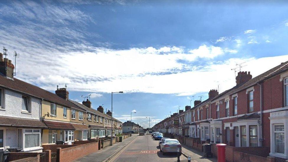 Swindon stabbing by gang of youths leaves man injured - BBC News
