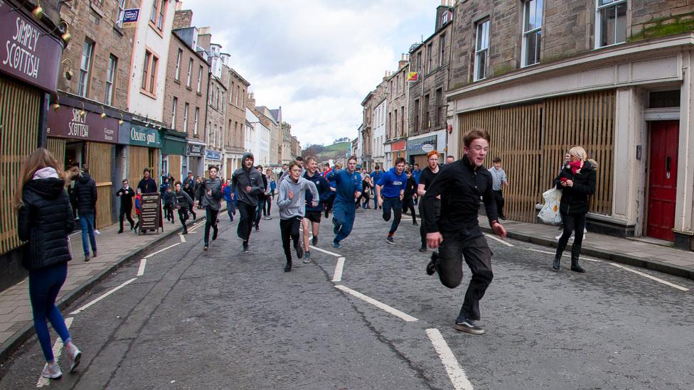 In pictures: Jedburgh's ba' game battles - BBC News