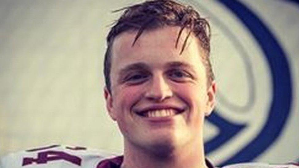 Scot born premature wins pro-American Football contract in US - BBC News