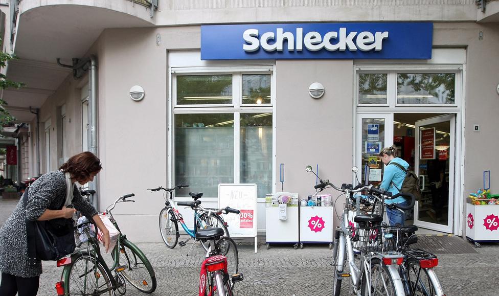 German chain store tycoon Schlecker in fraud trial with family - BBC News
