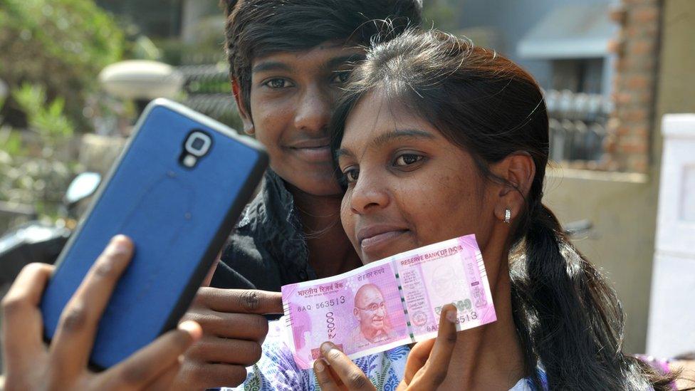 India WhatsApp users fall for 'UN' hoax on new rupee note - BBC News