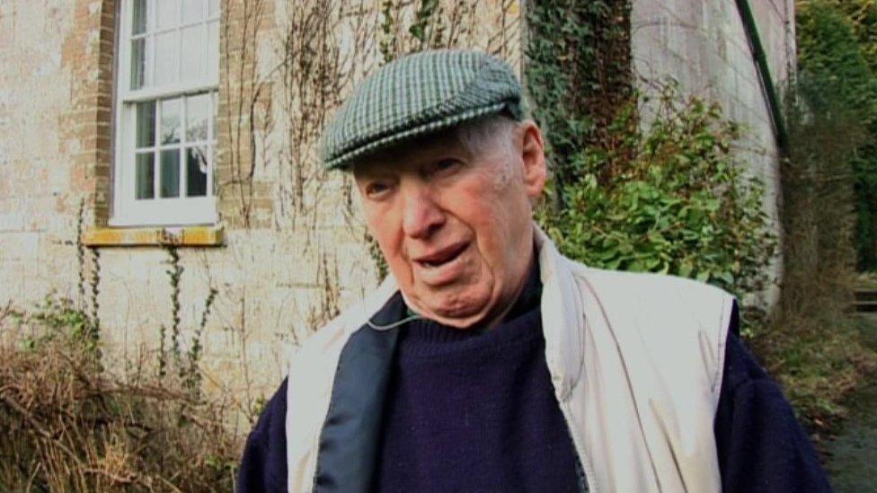 'World's oldest paperboy' Ted Ingram dies aged 95 - BBC News
