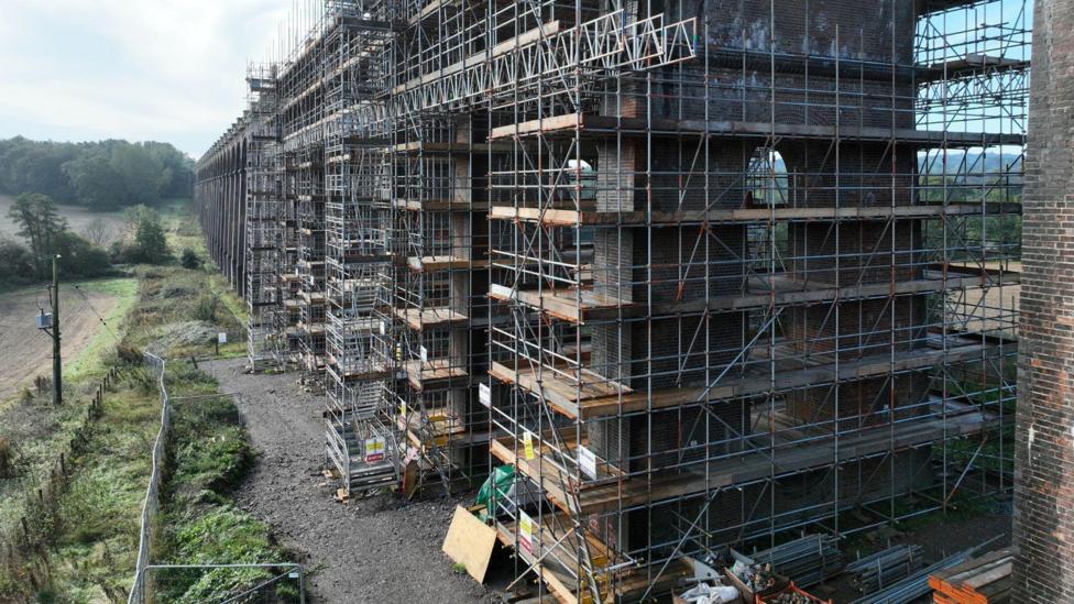 Sussex: Major restoration work continues at Ouse Valley Viaduct - BBC News