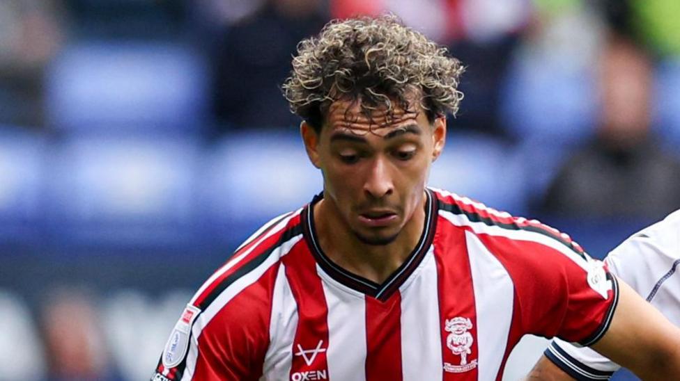 Barrow: Ex-Lincoln striker Tyler Walker joins on one-year deal - BBC Sport