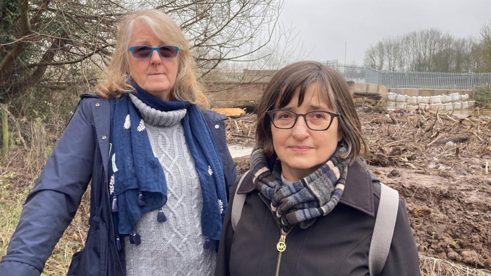 Anger over debris build-up at Powick Old Bridge - BBC News