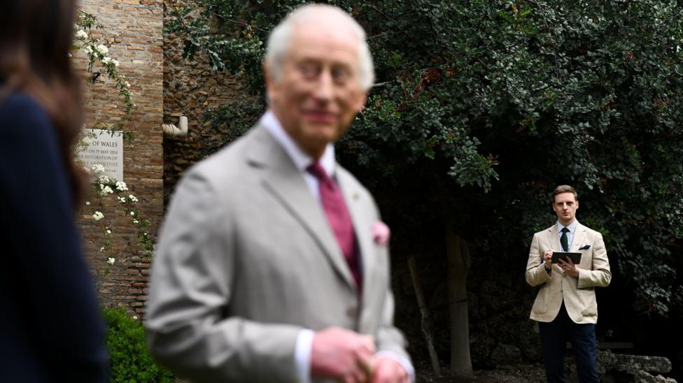 Ex-Horncastle chippy worker 'amazed' to be royal sketch artist - BBC News